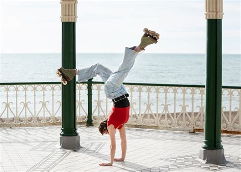 Premium Photo Woman With Roller Skates Doing The Split Outdoors