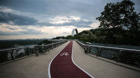 «Скляний міст у Києві тимчасово закрили Кличко