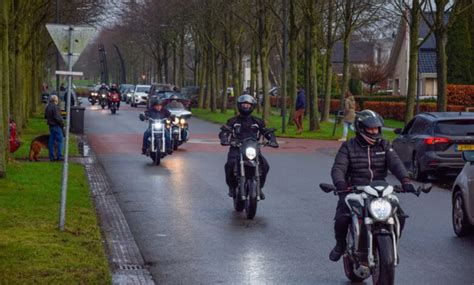 Buurtbewoners En Groep Motorrijders Bewijst Laatste Eer Aan Bert Suurd