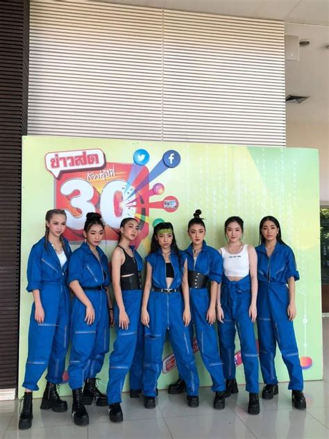 ปักพินโดย Kit Ramsay ใน 4eve ผู้หญิง เสื้อผ้าแฟชั่น คนดัง