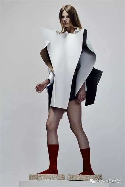 灵感风暴 快放下手中的高科技面料，未来感服装用纸做 Geometric Fashion London College Of