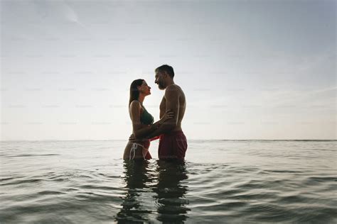 해질녘 바다에서 로맨틱한 커플 사진 Unsplash의 바닷가 이미지