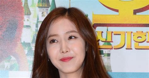 포토 여자친구 신비 달콤한 미소 가득