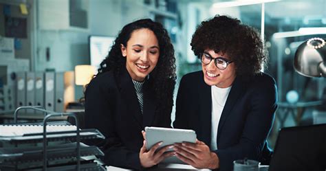 네트워킹 팀 인터넷 연구 및 팀워크를 위한 사무실 비즈니스 및 태블릿 행정 온라인 프로젝트 관리 초과 근무 및 에이전시에서 야간 계획을 위한 남녀 20 24세에 대한 스톡