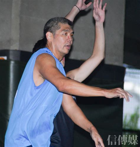 現場直擊》公務再忙也不忘打球 談時事 連勝文：年輕人要參與政治 信傳媒