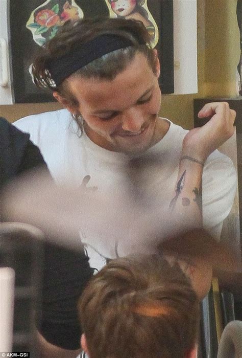 One Directions Louis Tomlinson Shows New Tattoos Daily Mail Online