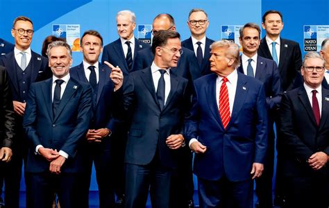 Historisches Nato Treffen Der Gipfel Der Unterwürfigkeit Sternde