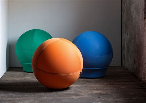 키아샤 Frozen Ball Frozen Ball은 탈착식 지지대가 결합된 구 형태의 스툴입니다