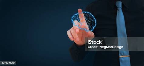 인간의 손으로 다각형 빛나는 두뇌인공 지능 기계 학습 나노 개념과 다른 현대적인 기술 개념 어두운 파란색 배경 Mental Wellbeing에 대한 스톡 사진 및 기타