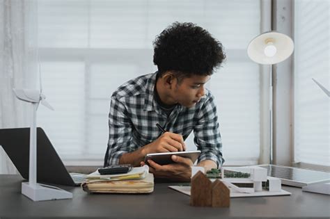 엔지니어는 풍력과 태양열의 재생 에너지 설계를 계산합니다 선택적 초점 재생 가능 에너지의 설계 개념 태양 에너지 활용 계산 설계 태양 광 설치 시스템 18 19세에 대한