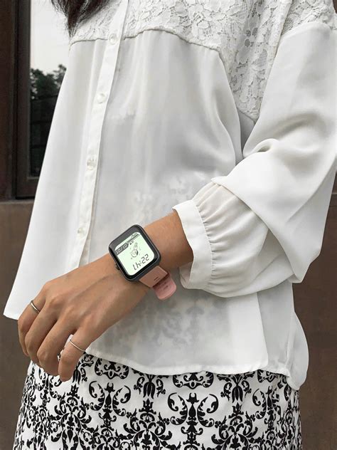 가젯 개인 스타일 격식 있는 기기 기술 기술 액세서리 낮 네트워크 기술 단순한 디지털 시계 라이프스타일 미니멀리스트 세련된 디자인 손 손목 손목