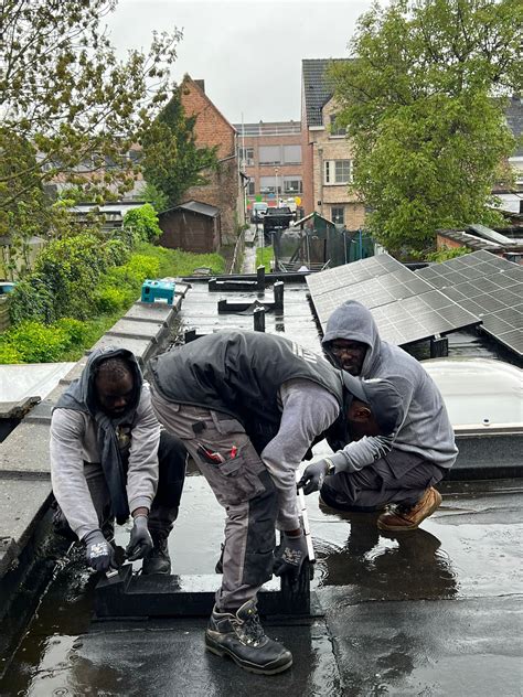 Deskundige Zonnepaneelinstallatie Door Ervaren Elektriciens
