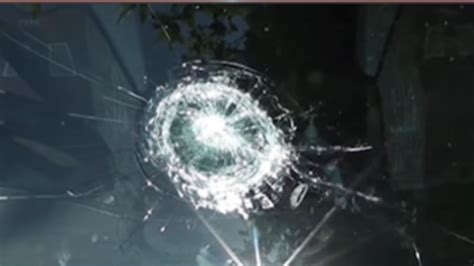 පොලිස් කඳුළු ගෑස් ප්‍රහාරය සංචාරක වෑන් රියකට වැදිලා සංචාරකයින් බිය වී සැඟවිලා