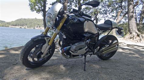 Harley Davidson Motorrad Auf Einem Feld Geparkt