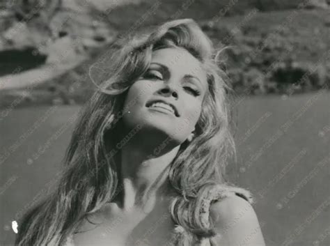 1966 Raquel Welch Film One Million Years Bc Don Chaffey Photo Eur 10