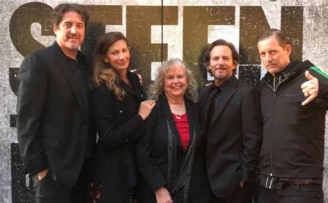 Eddie Vedder Siblings