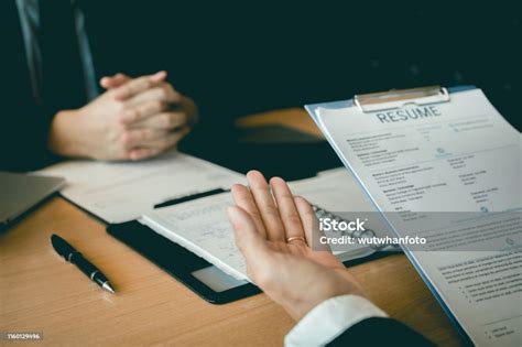 구직자는 면접관과 이야기하고 자신의 작업 기록에 대해 설명합니다 경영자에 대한 스톡 사진 및 기타 이미지 경영자 계약서 계획 Istock