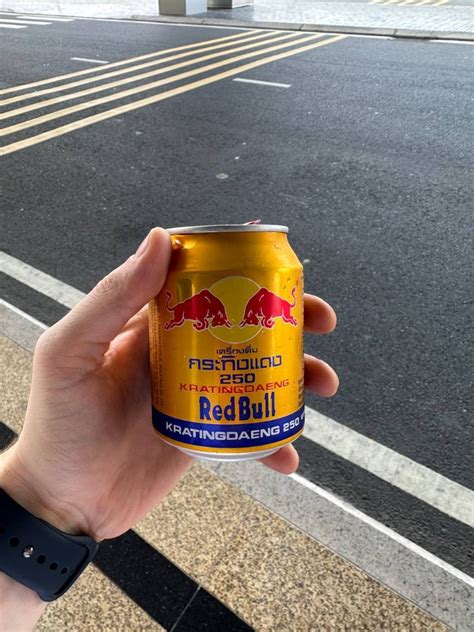 Создать мем "напиток red bull krating daeng 250мл, редбул голд, тайский ...