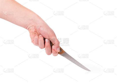 手里拿着一把刀。