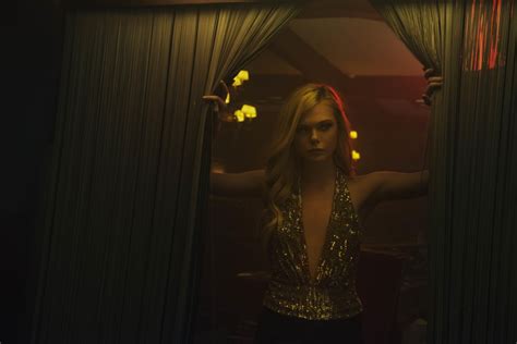 Elle Fanning Neon Demon Gif X Wallpaper Teahub Io