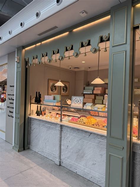Pin Di Christian Su Shopfront