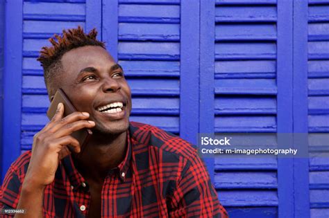 가까이 쾌활 한 아프리카 미국인 남자 수 있습니다 휴대 전화에 대 한 얘기 및 멀리 보고 남성에 대한 스톡 사진 및 기타 이미지 남성 남자 남자들만 Istock