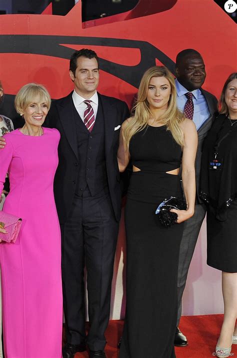 Henry Cavill Et Tara King à Droite Lors De La Première Européenne Du