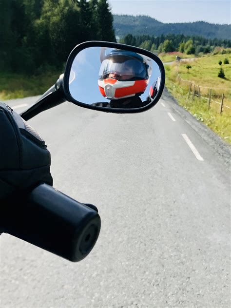 무료 이미지 오토바이 타는 사람 자동차 미러 운송 수단 자동차 디자인 백미러 Automotive Side View Mirror 유리 아스팔트 노면