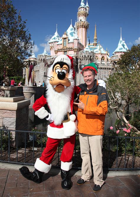 Star Sighting Will Ferrell Poses With Santa Goofy At Disneyland Park Diszine