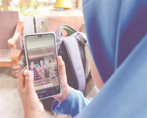 Mindless Scrolling Hijacks Attention