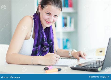 Estudiante Universitario De Sexo Femenino Bonito En La Biblioteca Imagen De Archivo Imagen De