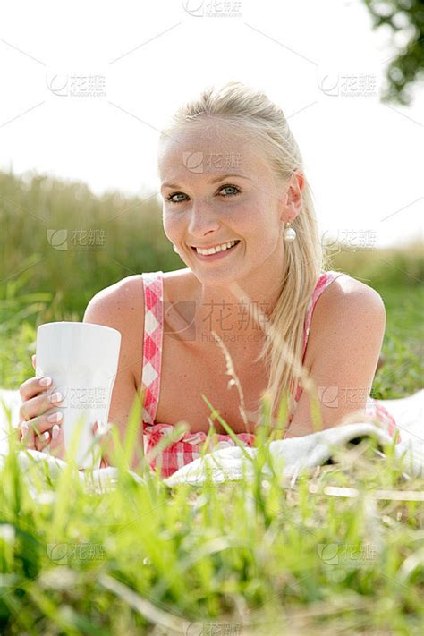 有个女孩在野餐