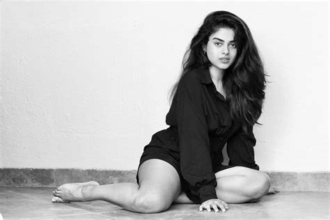 நடிகை சித்தி இத்னானி செம கவர்ச்சி போஸ் வெந்து தணிந்தது காடு ஹீரோயினா