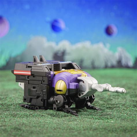 Transformers Toys Legacy Evolution Deluxe Class Insecticon Bombshell