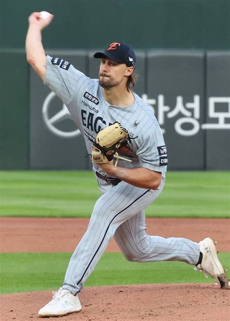와이스 8이닝 완벽투·안치홍 결승 3점 홈런한화 3위 롯데 잡고 1위 수성