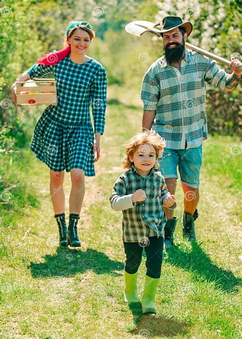 Famiglia Felice Madre Padre Figli Figlio Sul Giardino Primaverile