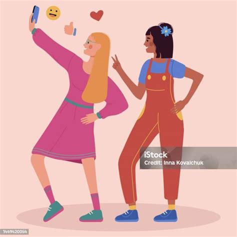 Due Ragazze Si Fanno Un Selfie Si Mettono Di Profilo In Pose Diverse E