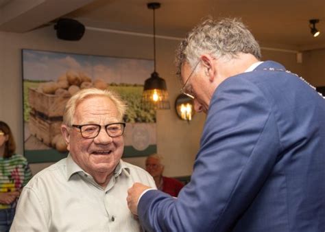 Zilveren Legpenning Voor De Heer Will Schoonus Nieuws En Berichten