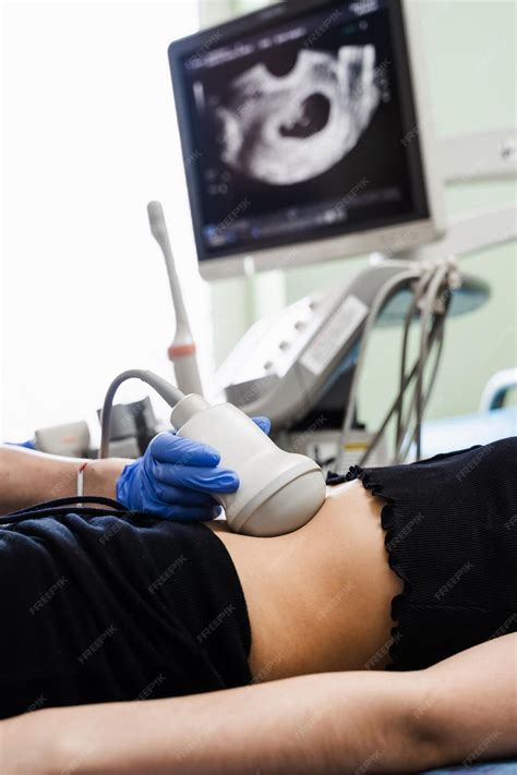 El Ginecólogo De Primer Plano Realiza Una Ecografía Para Una Mujer