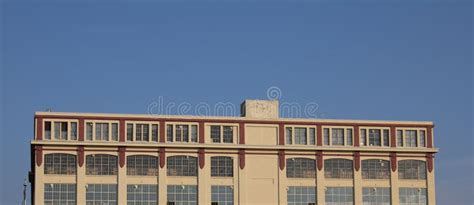 Impresionante Edificio Moderno De Varias Plantas Con Grandes Ventanales