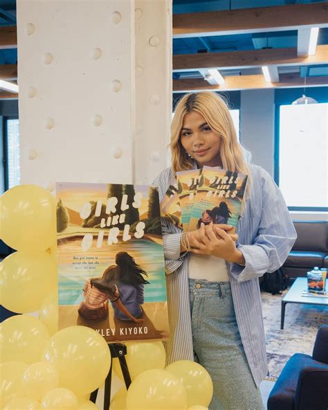 Resenha ‘girls Like Girls Hayley Kiyoko Leva Os Fãs Em Uma Jornada