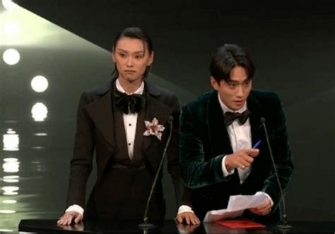 从 绝望的文盲”到 绝望的作家”，讽刺了什么