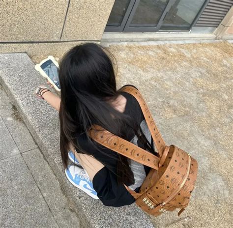 黑发女孩蹲台阶玩手机 背mcm包黑衣蓝鞋背影 𝗪𝗲𝗖𝗵𝗮𝘁权威女头 𝗪𝗲𝗖𝗵𝗮𝘁权威女生头像表情包图片动图 求表情网斗图从此不求人