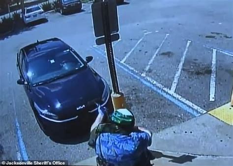 Ryan Palmeter Seen On Video Entering Jacksonville Dollar General To