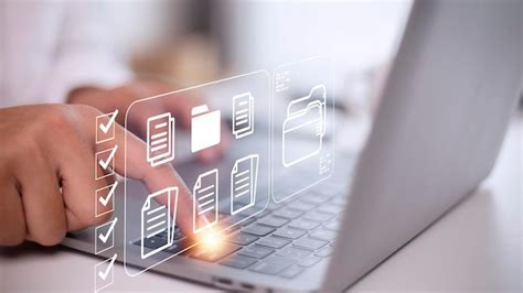 문서 관리 시스템 Dms는 사무실에서 랩톱 컴퓨터에서 작업하는 It 컨설턴트가 설정하고 회사 파일 및 정보를 검색하고 관리하기 위한 보관 소프트웨어 프리미엄 사진