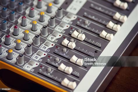 오디오 스튜디오 사운드 믹서 이퀄라이저 보드 슬라이더 페이더 및 손잡이 Dj에 대한 스톡 사진 및 기타 이미지 Dj Performing Arts Event 각도