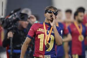 Les Lunettes De Soleil De Yamal Et Raphinha Combien Valent Elles Et Pourquoi Les Ont Ils