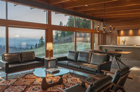A Beautiful Oregon Home Offers Breathtaking Views Over Hood River