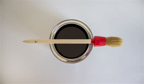 둥근 페인트 브러시는 흰색 배경에 페인트 캔에 놓여 있습니다 공간을 복사합니다 0명에 대한 스톡 사진 및 기타 이미지 0명