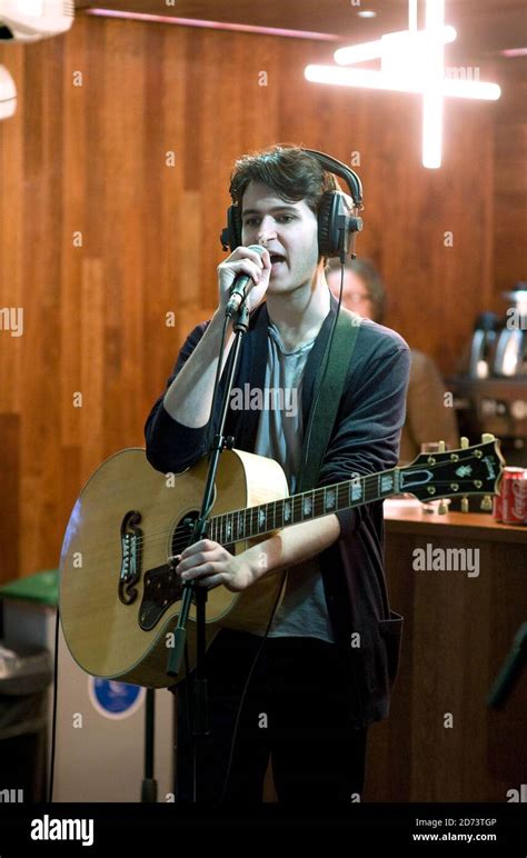 Ezra Koenig Of Vampire Weekend Tritt Im Rahmen Der Geoff Lloyd Hometime